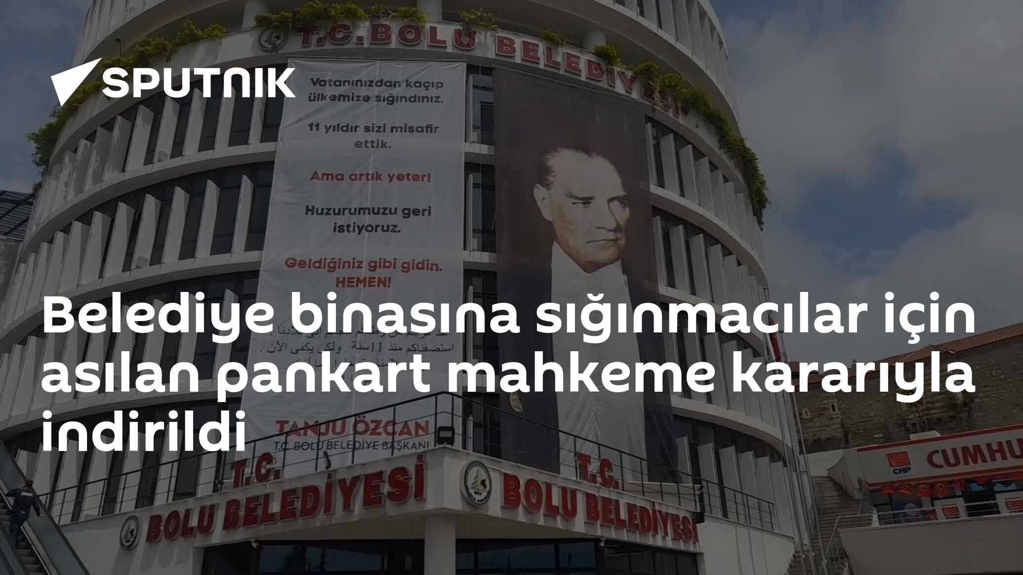 Belediye binasına sığınmacılar için asılan pankart mahkeme kararıyla ...