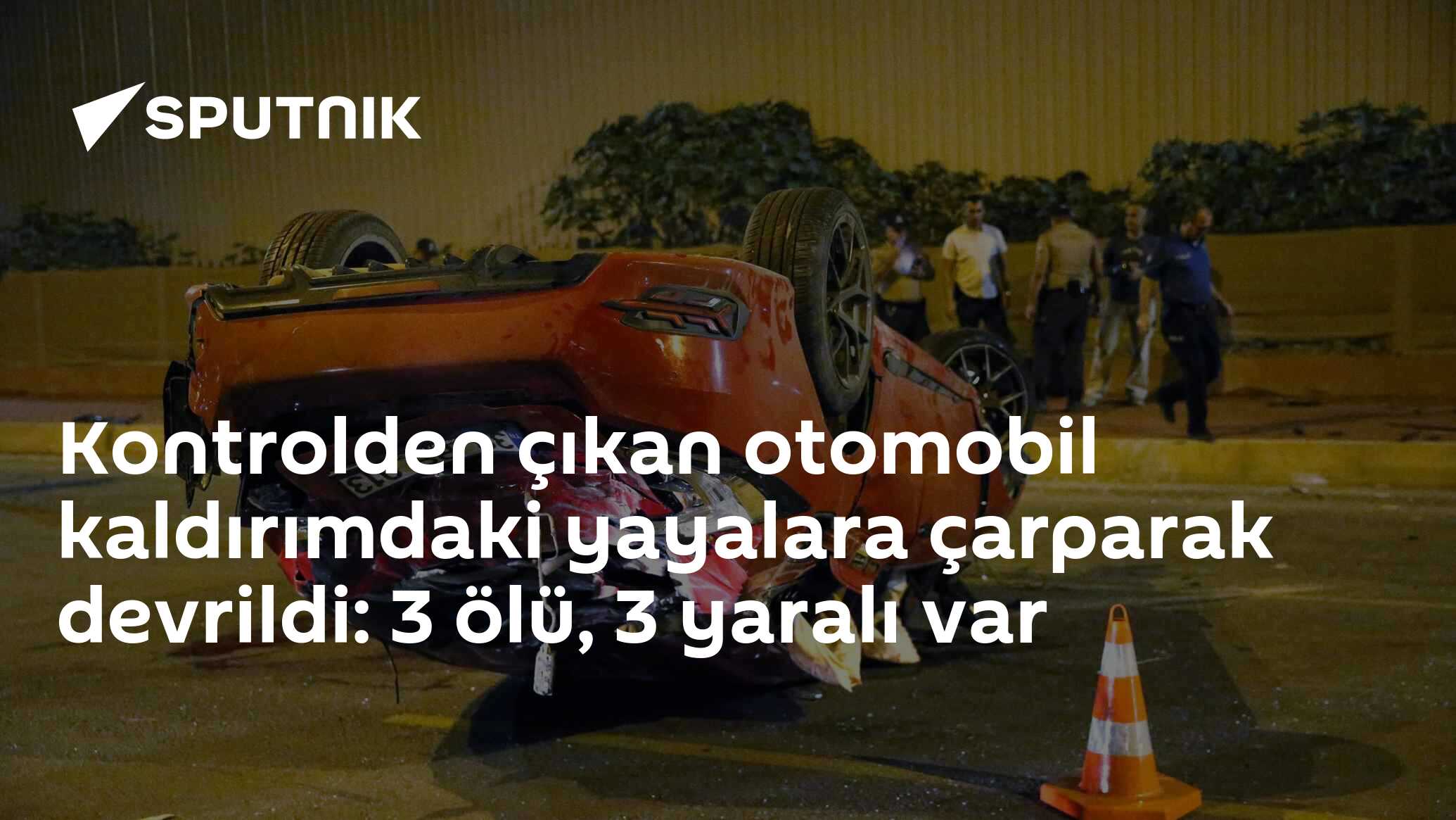 Kontrolden çıkan otomobil kaldırımdaki yayalara çarparak devrildi: 3 ...